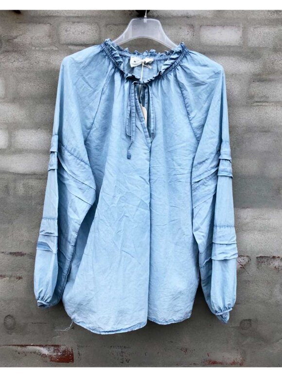 A'POKE - Banditas Aloe Shirt Light Blue - Shop lyseblå skjorte bluse